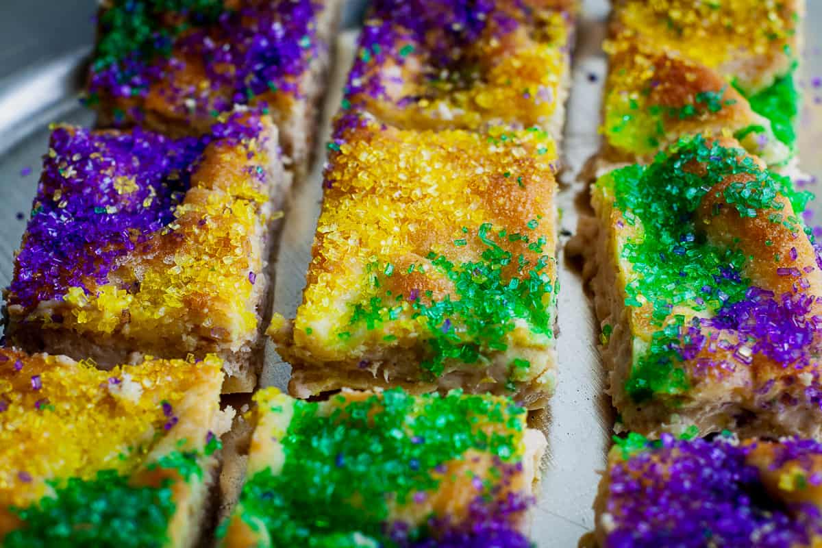 King Cake Cheesecake Bars for Mardi Gras - That Zest Life